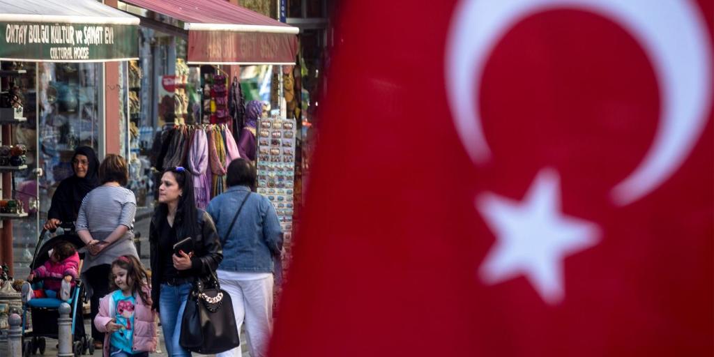 Οι Τούρκοι αρπάζουν τις μετοχές που ξεφορτώνονται οι ξένοι επενδυτές ...