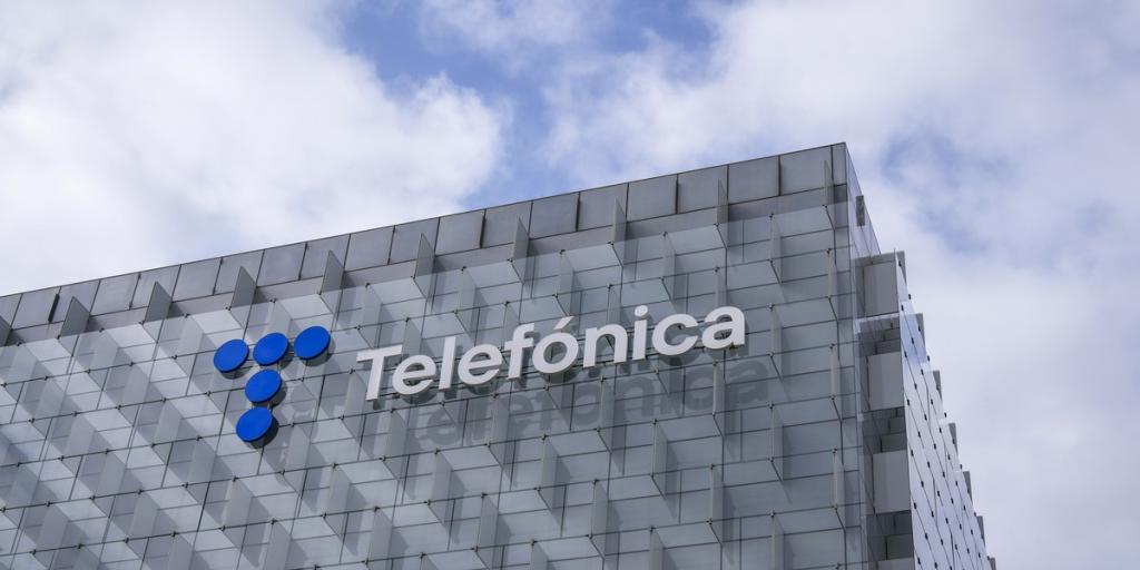 Η Telefónica θα απολύσει πάνω από 3.400 εργαζομένους της στην Ισπανία ...