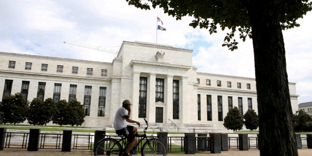 Ο Κέβιν Γουόρς μεγάλο φαβορί για τη Fed – Συναντήθηκε με τον Τραμπ ...